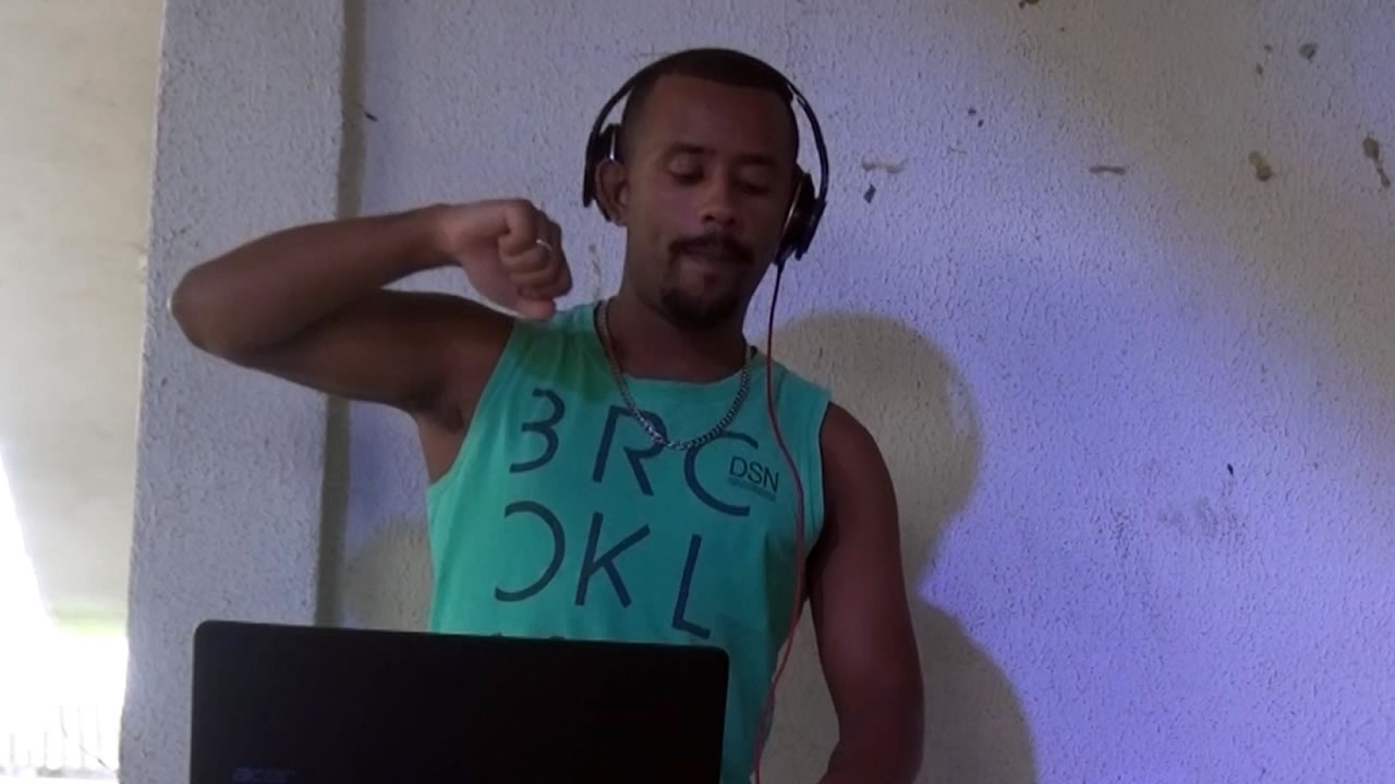DJ Gui Almeida comanda o som durante o no show Resistência e Orgulho ...